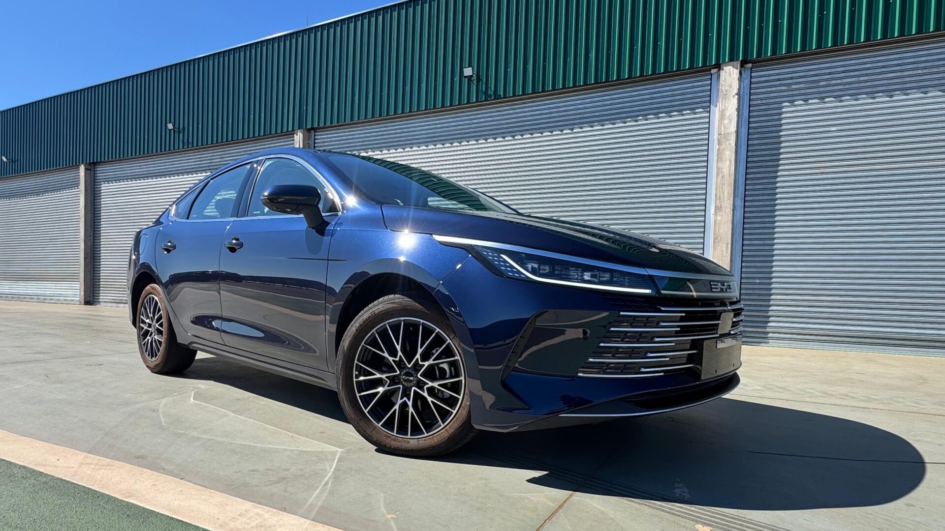 BYD lança linha 2026 do King com ADAs 2 e novo azul inkstone blue